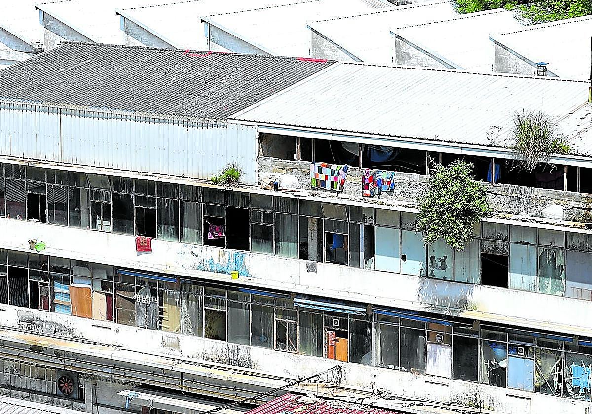El Ayuntamiento de Donostia urge a derribar el edificio abandonado de Herrera a sus propietarios ...
